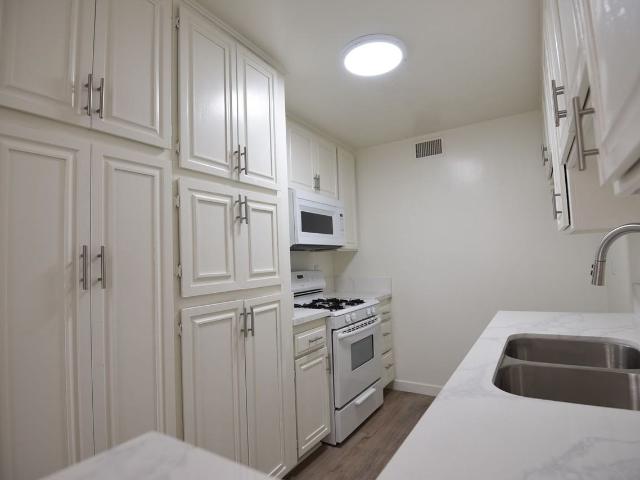 14710 1 Bedroom Apartment for Rent at 14710 Burbank Blvd, Los Angeles, CA 91411 Sherman Oaks
