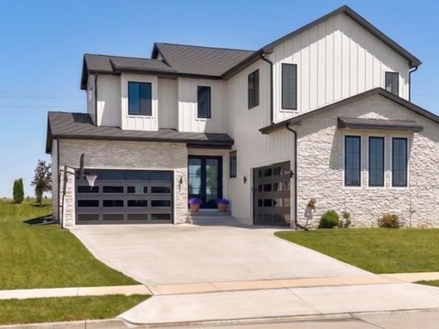 14725 Stonecrop Dr, Urbandale, IA 50323