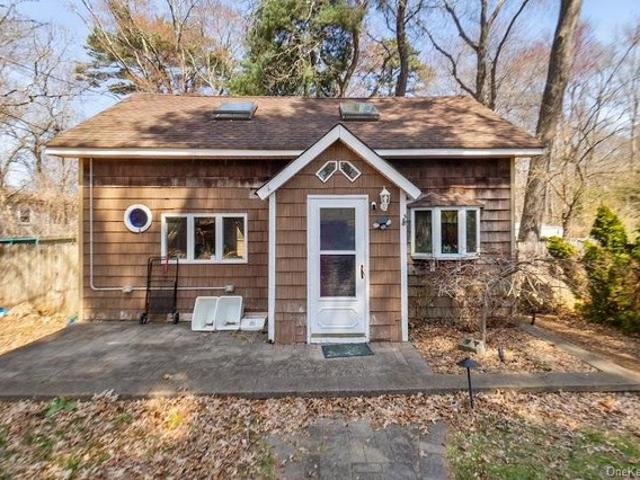 147 Lakeview Dr, Patchogue, NY 11772