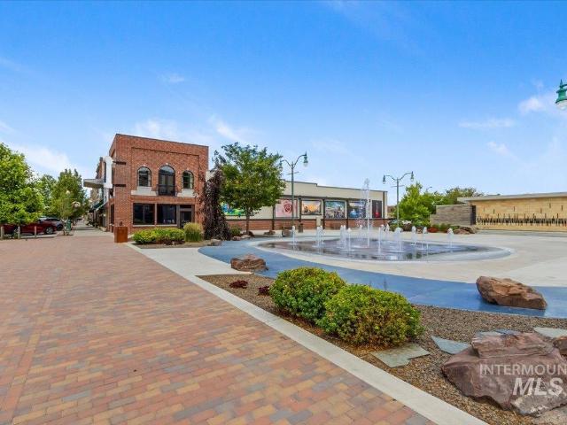 147 Main Ave E