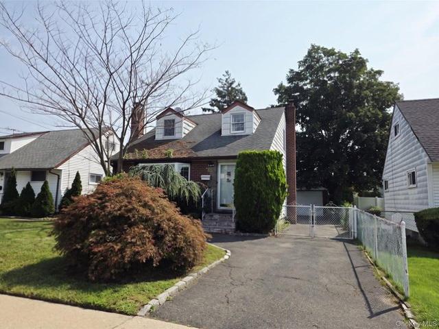 147 Miller Rd, Hicksville, NY 11801