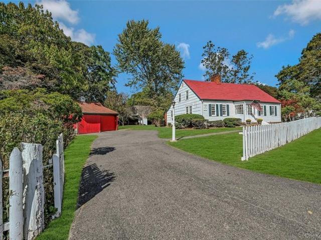 147 N Country Rd, Mount Sinai, NY 11766