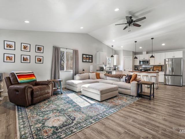 147 N Nampa