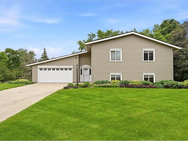 1484 Crest Dr, Chaska, MN 55318