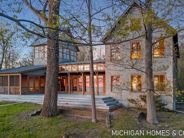1484 71st St, Fennville, MI 49408