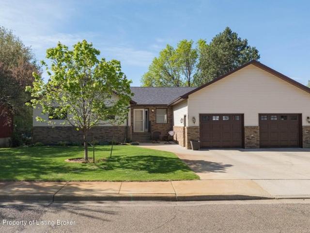 1487 High St W, Dickinson, ND 58601