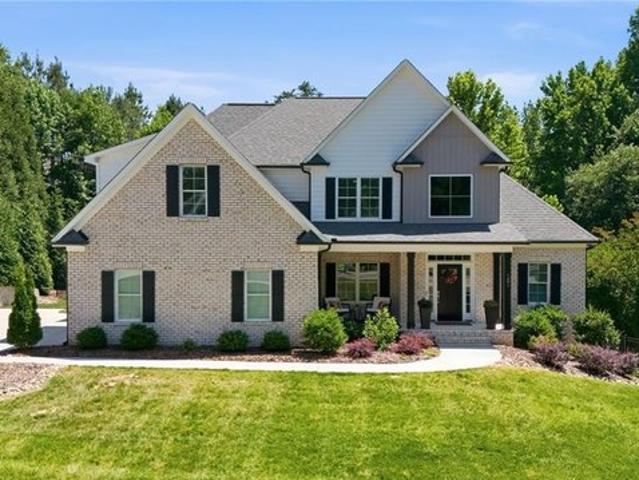1481 Meadowlands Dr, Winston Salem, NC 27107