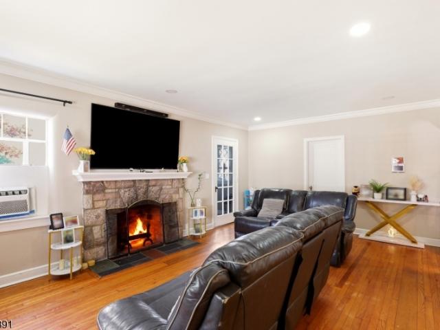 148 John St