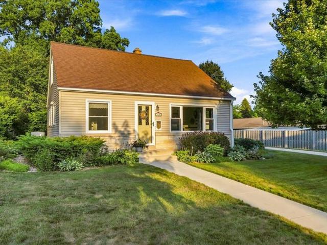 148 S Tower Dr, Port Washington, WI 53074