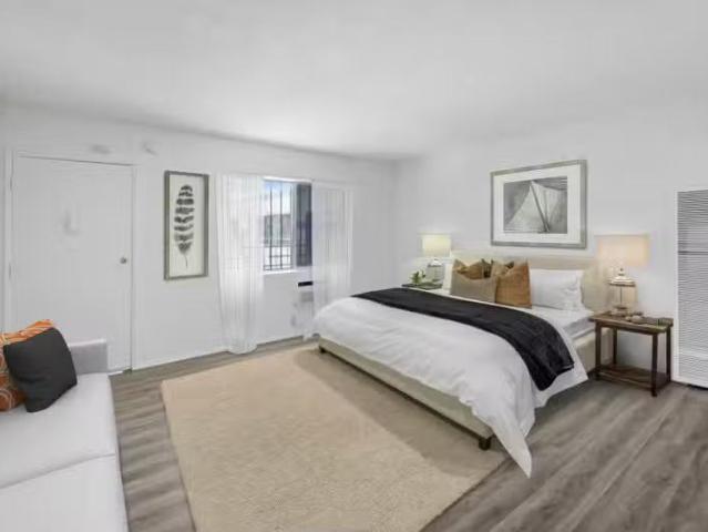 $1495/10355 S. WESTERN AVE. #16, Urban Chic: LARGE Top Floor S.