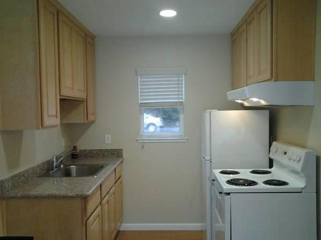 $1495 Excellent Location. Great Studio
