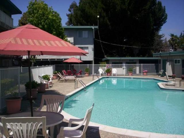 $1495 / 1br Ground Floor With Private Patio