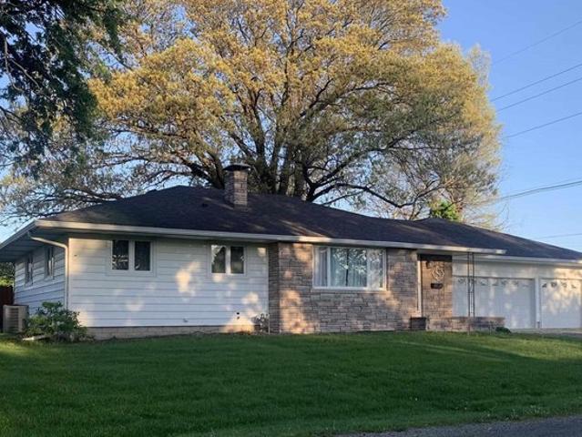 1497 Passavant Dr, Jacksonville, IL 62650