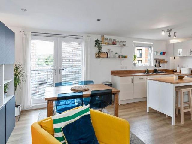 1498L Ashley Place, Edinburgh, EH6 5GB 2 bed flat to rent £1,598 pcm £369 pw