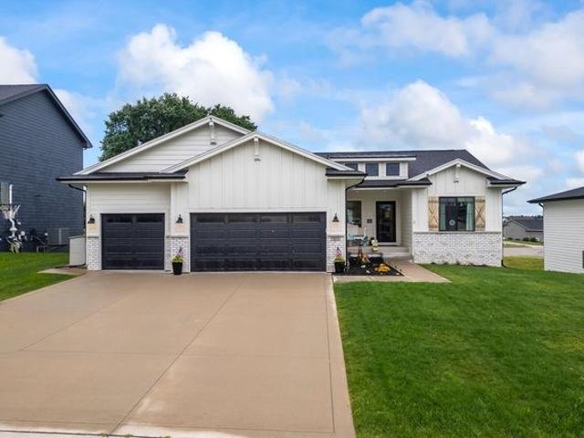 14916 Walnut Meadows Dr, Urbandale, IA 50323