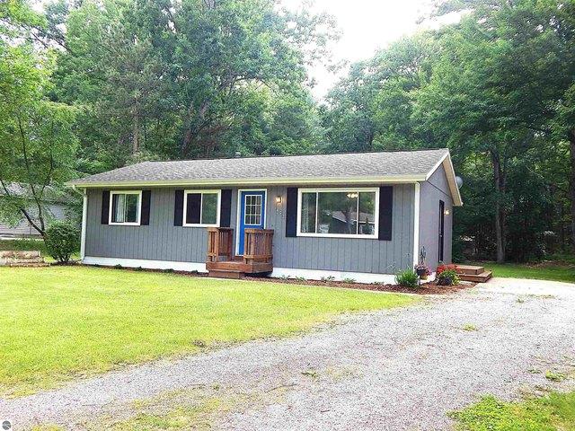 1492 Innwood N, Interlochen, MI 49643