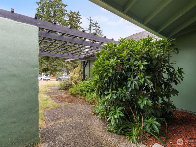 1492 th Avenue E