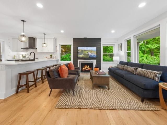 149 E Montrose Ave