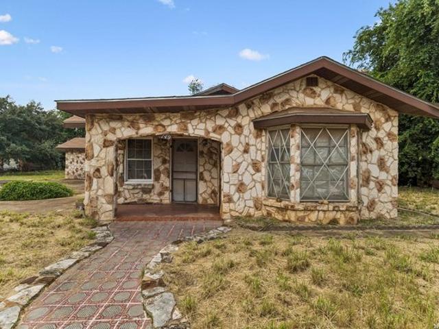 149 S Woodlawn St, Pearsall, TX 78061