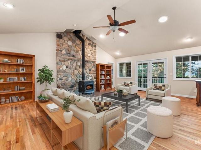 149 Scriver Woods Rd, Garden Valley, ID 83622