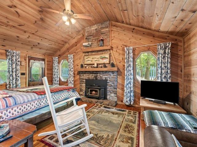 149 Princeton Ave, Hollister, MO 65672