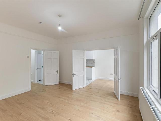 149a St Johns Hill Battersea London 3 bed flat to rent £3,500 pcm £808 pw