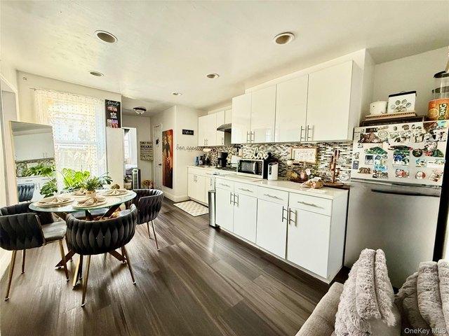 14 18 th St, College Point, NY 11356