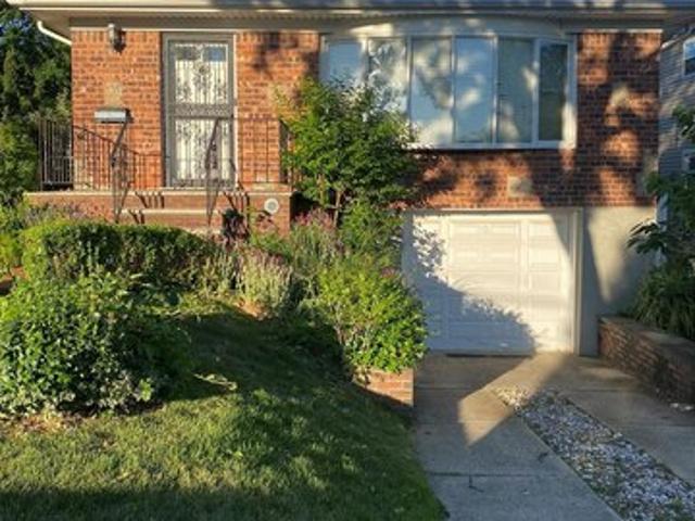 14 21 th St, College Point, NY 11356