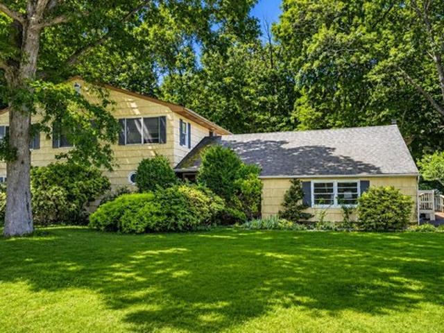 14 Tall Tree Ln, Rocky Point, NY 11778