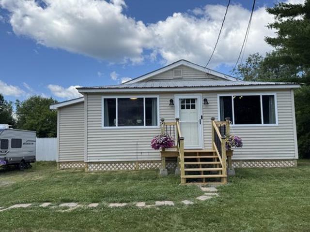 14 Third St, Howland, ME 04448