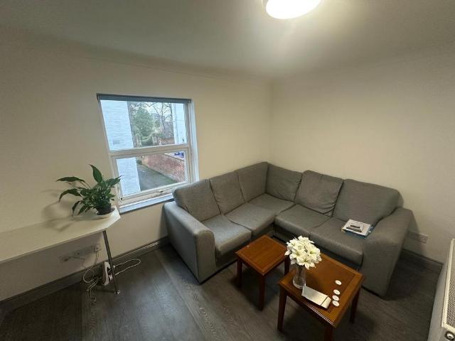 14 Warwick New Road, CV32 5JG Rooms. 4 bed house share to rent £2,400 pcm £554 pw