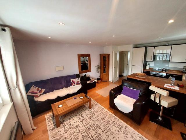 14 Wenlock Gardens, NW4 4XJ 1 bed flat to rent £1,650 pcm £381 pw