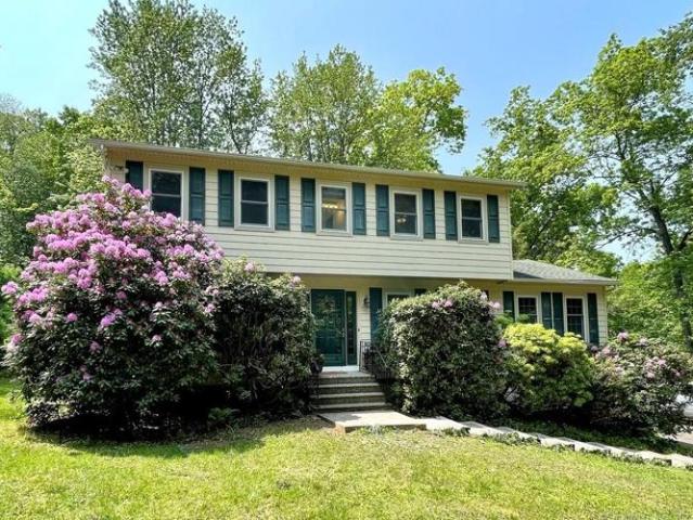 14 Wedgewood Dr, Danbury, CT 06811