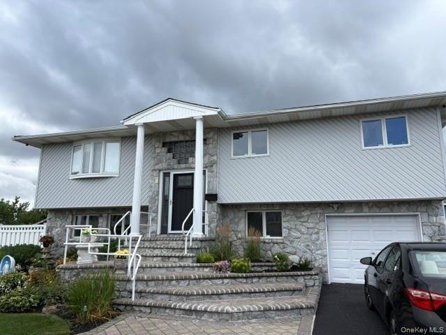 14 Wellbrock St, Lindenhurst, NY 11757