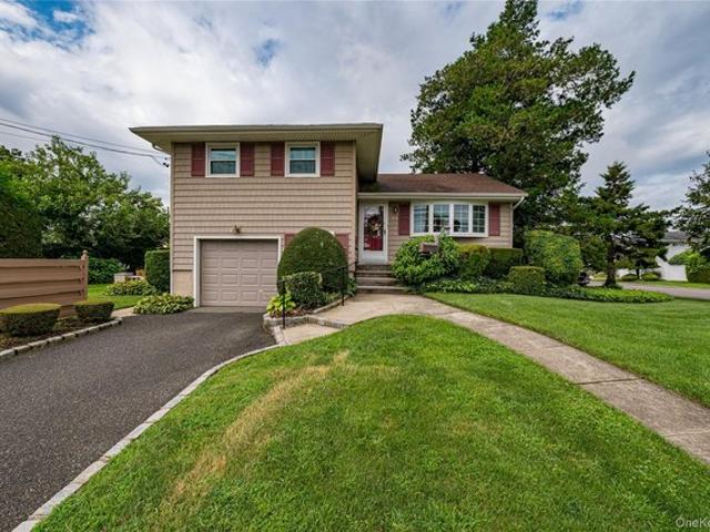 14 Westmoreland Rd, Hicksville, NY 11801