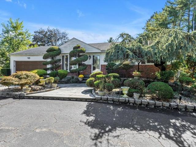 14 Yeoman Dr, East Northport, NY 11731