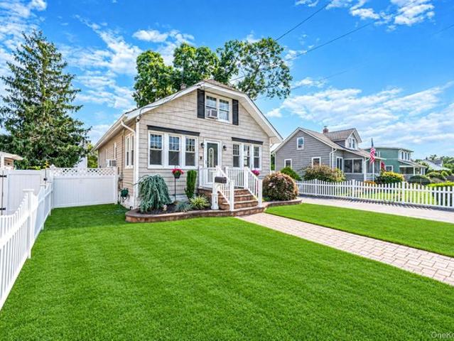 14 Andrew Ave, Islip Terrace, NY 11752