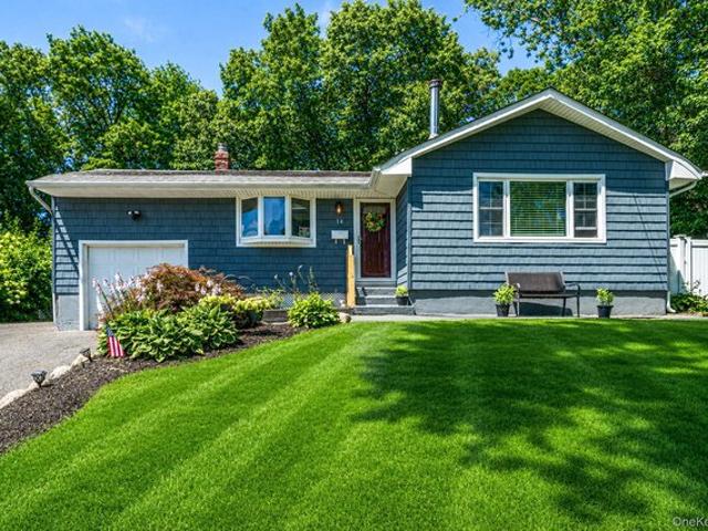 14 Antler Ln, South Setauket, NY 11720