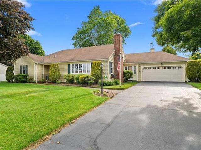 14 Barnes St, Smithfield, RI 02828