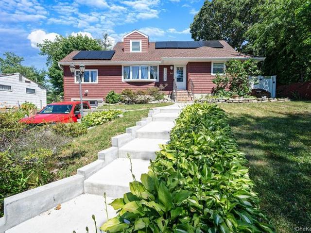 14 Benmor Ct, Plainview, NY 11803