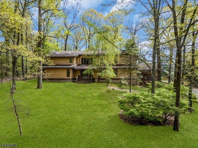 14 Beaver Brook Dr, Washington Township, NJ 07853