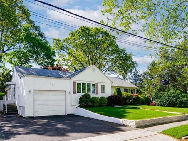 14 Beech Ct, Malverne, NY 11565