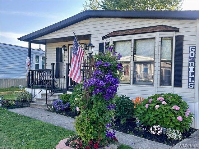 14 Brookridge Dr, Hamburg, NY 14075