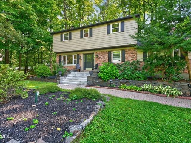 14 Brookwood Dr, Clifton Park, NY 12065