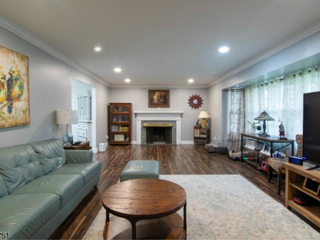 14 Buttonwood Dr