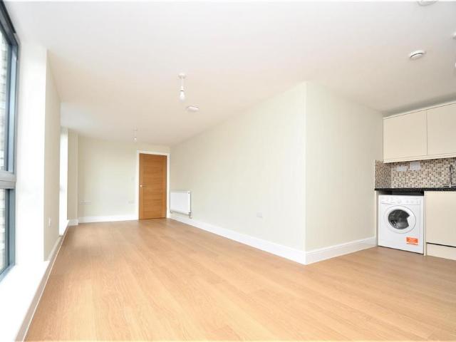 14 Cameron Road, Ilford IG3 3 bed apartment to rent £1,900 pcm £438 pw