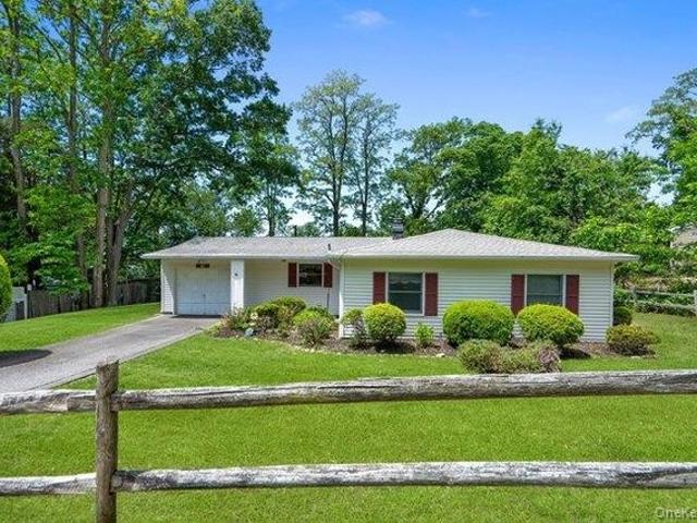 14 Campus Dr, Farmingville, NY 11738