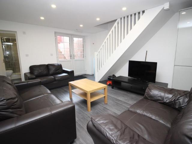 14 Chestnut Avenue, Hyde Park, Leed LS6 6 bed terraced house to rent £4,082 pcm £942 pw