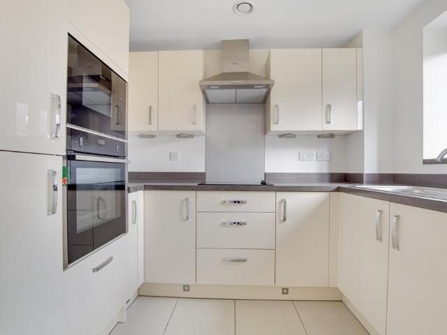 14 Churchfield Road, Walton on thames. 1 bed retirement property to rent £3,850 pcm £888 pw