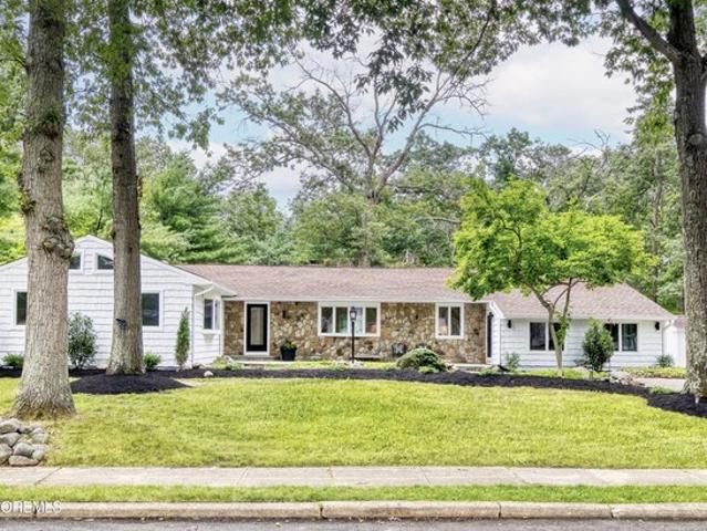 14 Copperfield Ct, Eatontown, NJ 07724